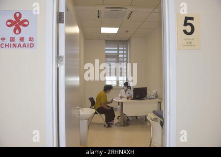 230818 -- PHNOM PENH, Aug. 18, 2023 -- A doctor of a Chinese medical ...