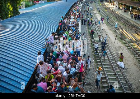 An overcrowded train leaves the Airport Railway Station in Dhaka ahead ...