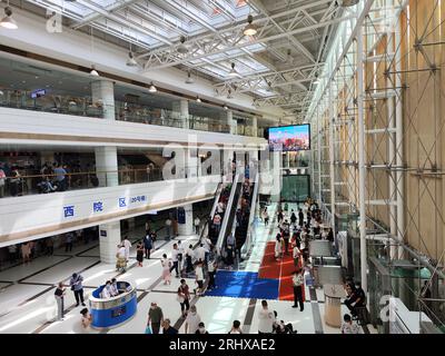 Shanghai Zhongshan Hospital busy entrance hall Stock Photo - Alamy