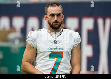 Miami Dolphins place kicker Jason Sanders (7) kicks a field goal during the second half of an ...