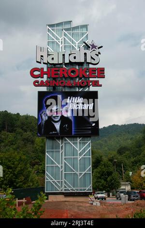 Statue on Cherokee Indian Reservation North Carolina Stock Photo - Alamy