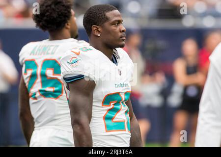 Miami Dolphins running back De'Von Achane (28) runs with the ball ...