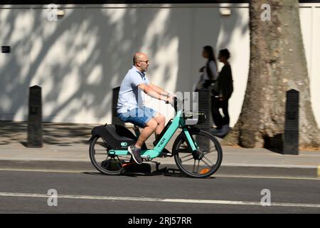 Tier Electric Hire Bicycle Stock Photo - Alamy