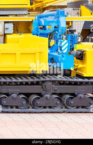 Loading-unloading yellow crawler mobile construction platform with ...