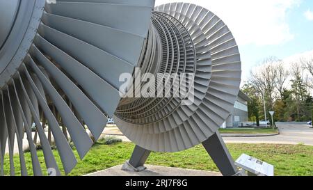 Low-pressure turbine rotor with shrouded and standing blades used in ...