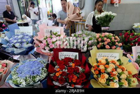 Fresh roses of various colors draw customers in Dounan flower market in ...