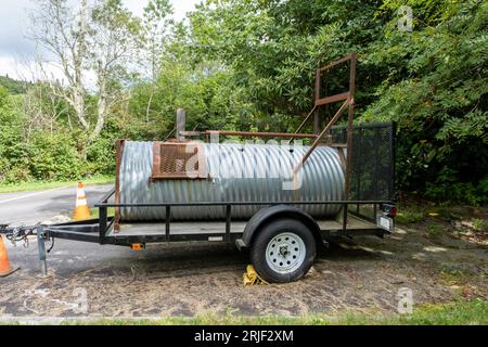 Portable live bear trap to relocate animal Stock Photo - Alamy