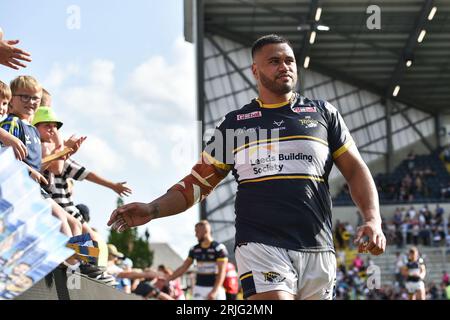 Sam Lisone #15 of Leeds Rhinos runs into Oliver Gildart #31 of Leigh ...