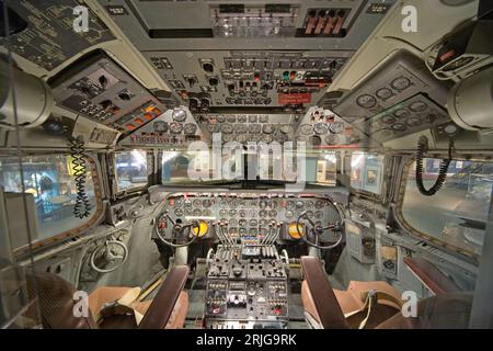 COCKPIT - FLIGHT DECK INSTRUMENTATION ON BOEING 747-400 Stock Photo - Alamy