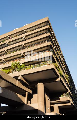 Colourful window boxes on the Barbican Estate, Silk Street, City of ...