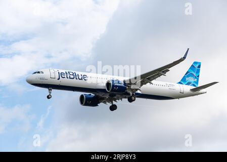 jetBlue Airways Airbus A321 Jet Airliner Taking Off From Runway 25 Left ...