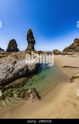 Exploring the breccia rock formations of Point of Arches at low tide ...