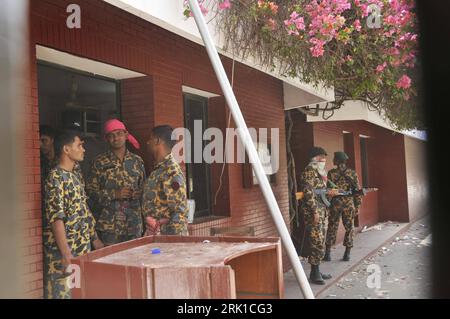 The rebel BDR, Bangladesh Rifles, soldiers take position with heavy ...