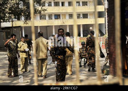 The rebel BDR, Bangladesh Rifles, soldiers take position with heavy ...
