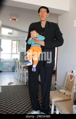 Guinness World Record Bao Xishun tallest man in the world in Germany ...