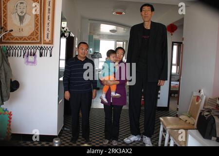 Guinness World Record Bao Xishun tallest man in the world in Germany ...
