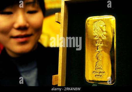 Gold bar 200 grams Stock Photo - Alamy