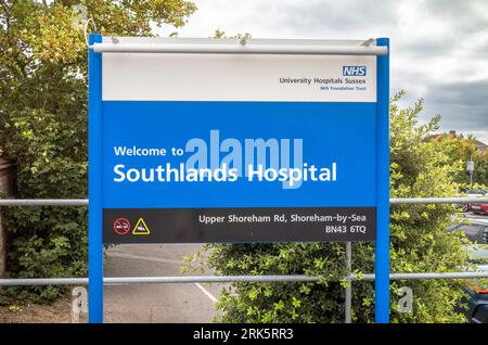 Entrance welcome sign to the NHS University Hospital Wishaw Stock Photo ...
