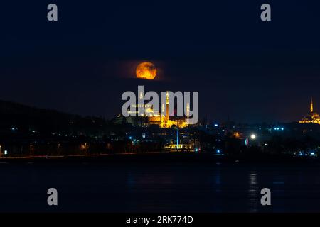 The full moon over Suleymaniye Mosque in Istanbul, Turkey Stock Photo ...