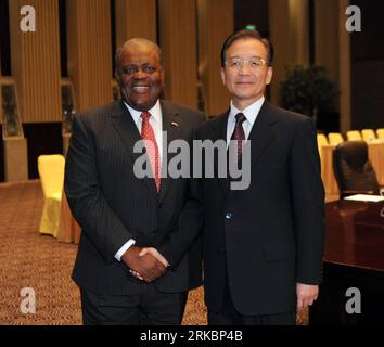 Prime Minister of The Bahamas, Hubert Ingraham and wife meet with Queen ...