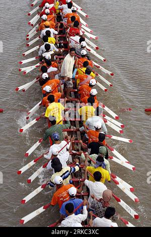 Three dragon boats race in Aberdeen Promenade at Dragon Boat Festival ...
