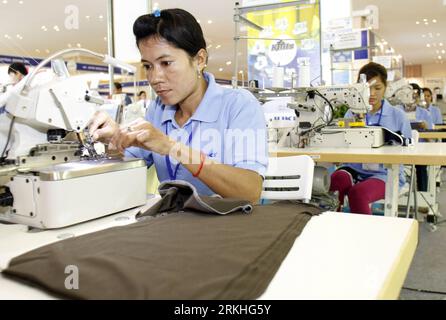 Cambodian textile workers in Phnom Penh, Cambodia Stock Photo - Alamy