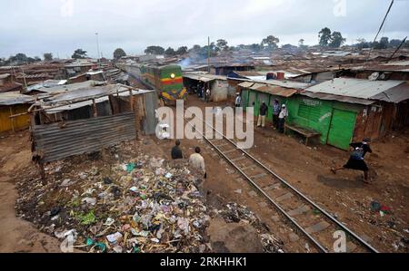 Train in the Kibera slums, Nairobi, Kenya Stock Photo - Alamy