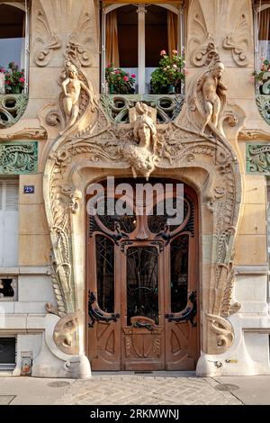 Paris (France): facade of the Lavirotte building, unusual Art Nouveau ...