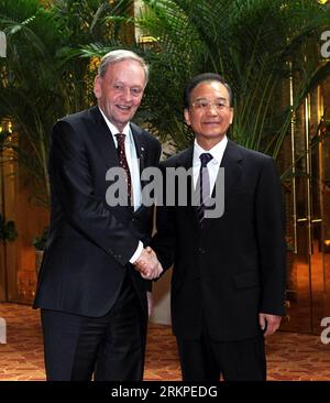 Former Prime Minister Jean Chretien speaks at the Liberal leadership ...