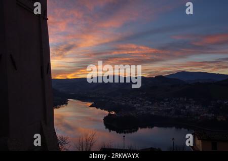 vista sul lago di Mercatale al tramonto Stock Photo - Alamy