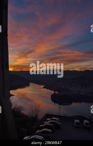 tramonto sul lago di Mercatale Stock Photo - Alamy