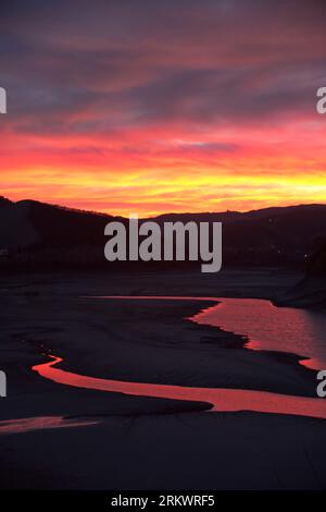 tramonto sul lago di Mercatale in secca Stock Photo - Alamy
