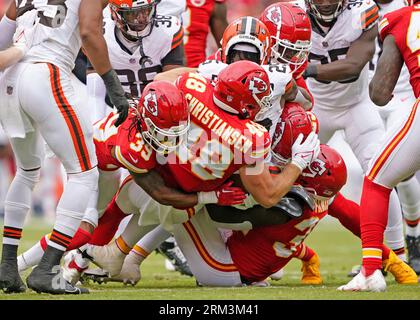 Cleveland Browns running back Demetric Felton (25) rushes against the ...
