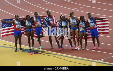 Gabrielle Thomas, center, of Team USA, runs next to Niesha Burger, left ...