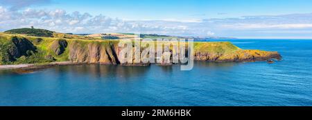 A beautiful coastal scene of the Scottish cliffs Stock Photo - Alamy