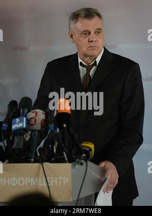(140316) -- SIMFEROPOL, March 16, 2014 (Xinhua) -- Mikhail Malyshev (R), chairman of the ...