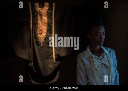 (140325) -- JERUSALEM, March 25, 2014 (Xinhua) -- Visitors look at ...