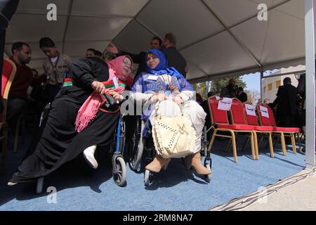 (140421) -- AL-BEIDA, April 21, 2014 (Xinhua) -- A member of the ...