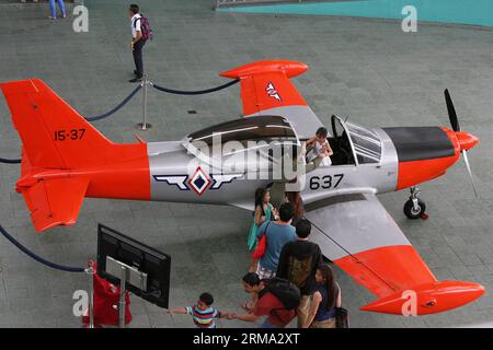 (140613) -- PASAY CITY, June 13, 2014 (Xinhua) -- Children play inside ...
