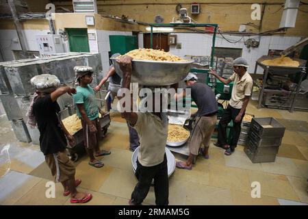 BIKANER, July 15, 2014 (Xinhua) -- Workers make sweets at the snack ...