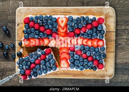 Union Jack cake decorated with fresh fruit Stock Photo - Alamy