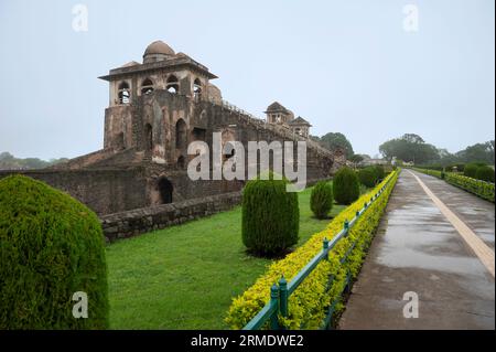 Jahaz Mahal, built on a narrow strip of land between Munj Talao and ...