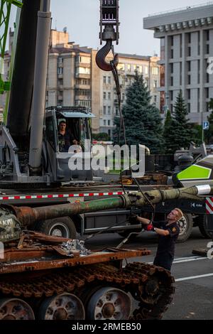 Worker fixing a tank to load it onto truck Stock Photo - Alamy