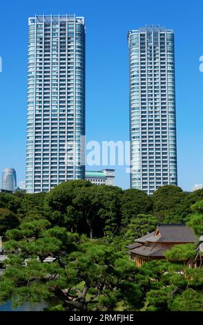 A scenic view of the Hama Rikyu Garden in Tokyo, Japan, featuring a ...