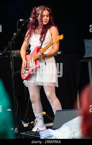 Guitarist Lular (Lucy) of Eaves Wilder live band at Green Man Festival ...