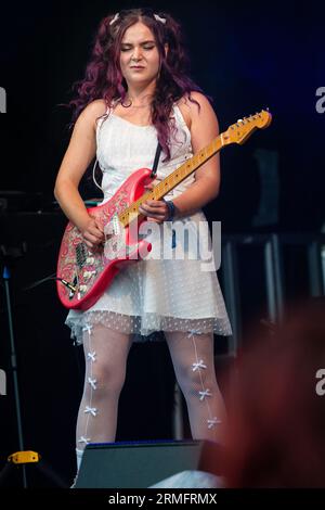 Guitarist Lular (Lucy) of Eaves Wilder live band at Green Man Festival ...