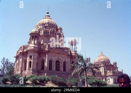 Mushir Zadi Tomb stands close to Saadat Ali Khan Tomb. It is built with ...