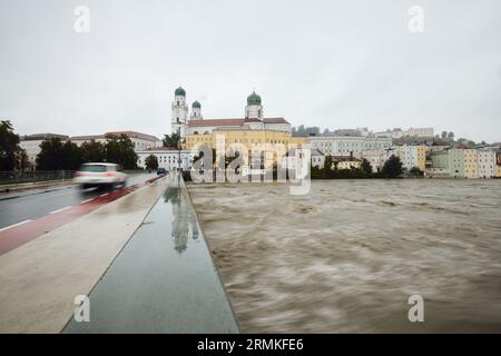 Passau, Germany. 29th Aug, 2023. A flood warning sign on the Inn ...