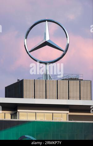 Merdedes star, Daimler, Mercedes-Benz, corporate headquarters, evening ...