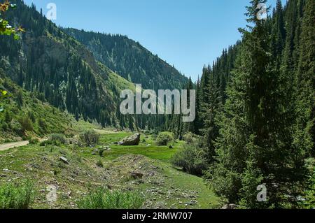 Gorge Moldo-Ashuu Rest Area , Beautiful view of the mountains ...